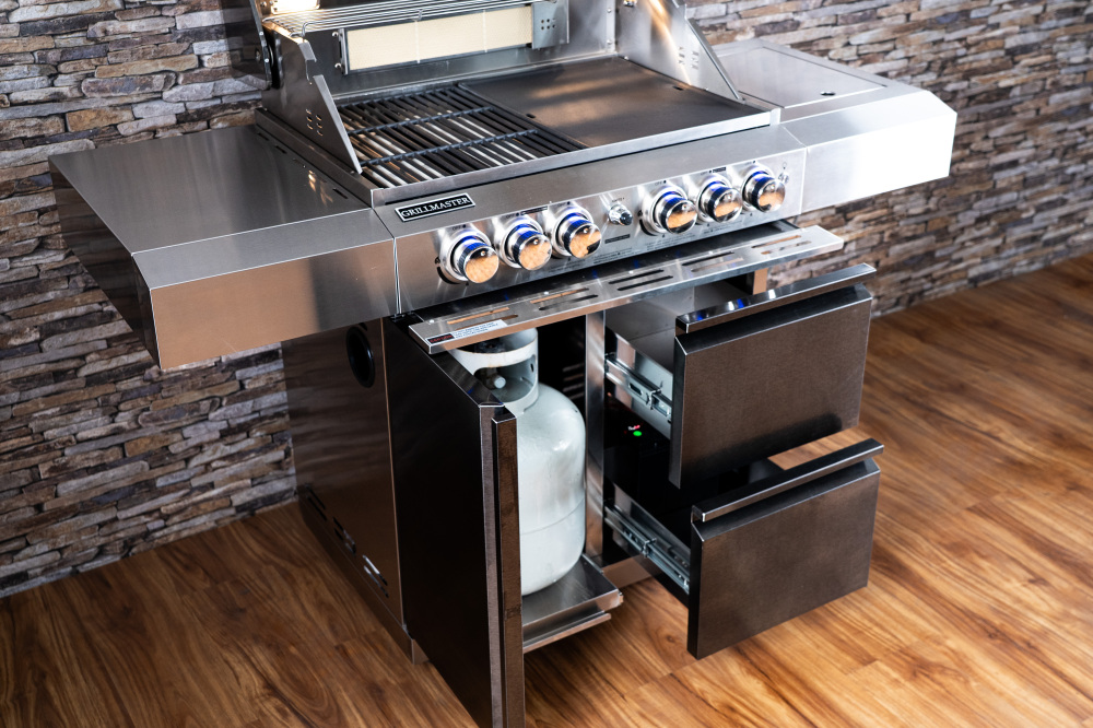 Grillmaster 4 Burner BBQ in Dark Finish - BBQs R Us